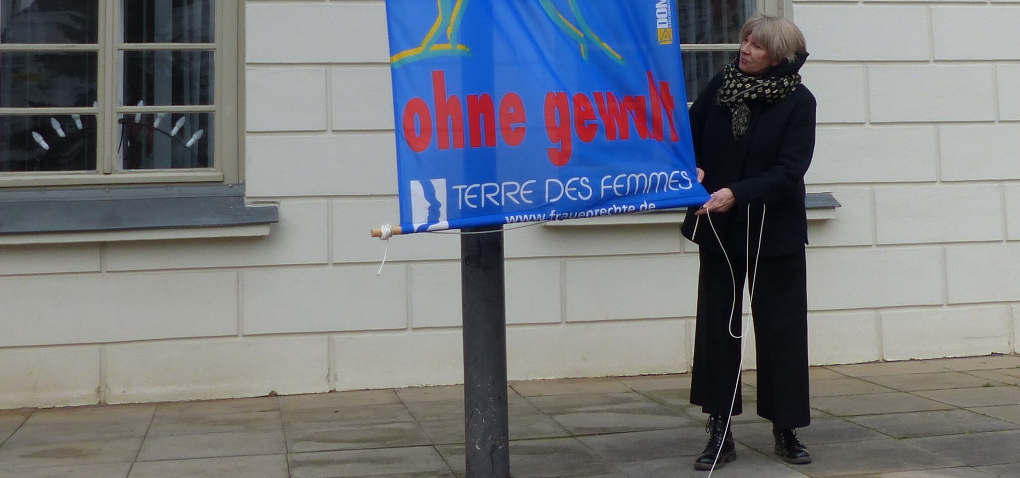 NEIN zu Gewalt an Frauen - Internationaler Anti-Gewalt-Tag: Flagge vor ...